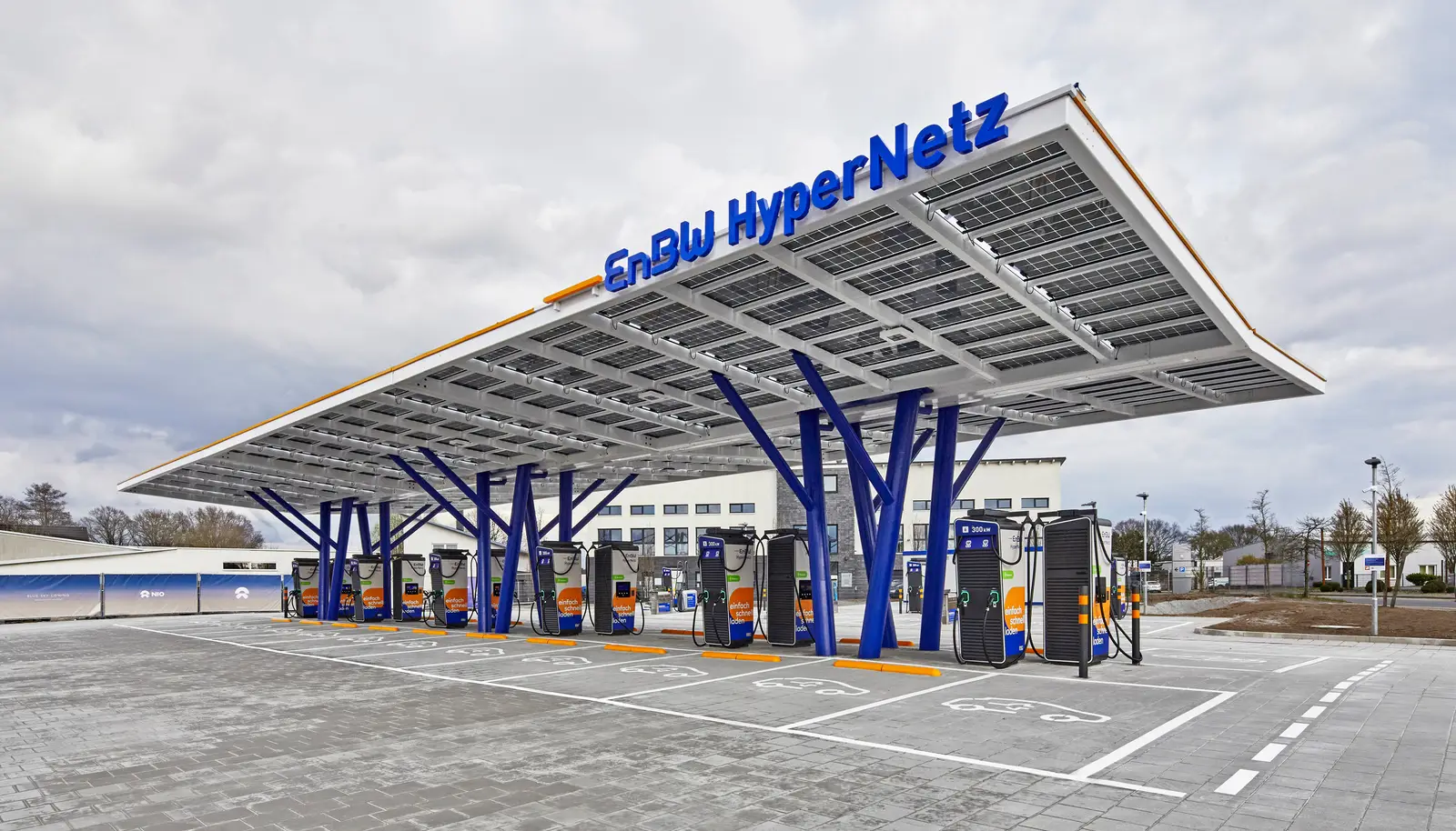 Schnellladepark in Großburgwedel in Betrieb | EnBW